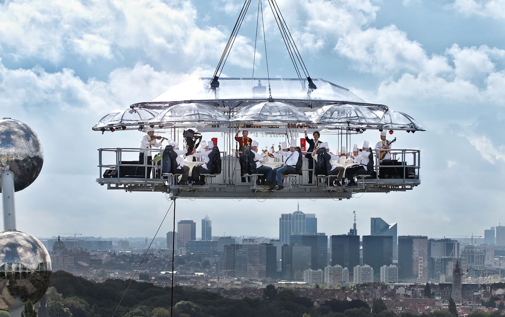 Você já pensou em jantar no céu? Conheça o Dinner in the Sky 🌌 ...